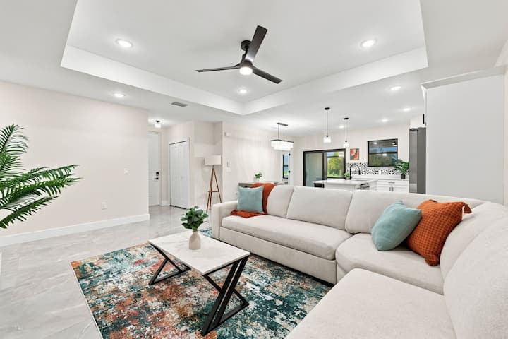 New Vacation Home, Great Location, Sleeps 10! - Lehigh Acres, FL