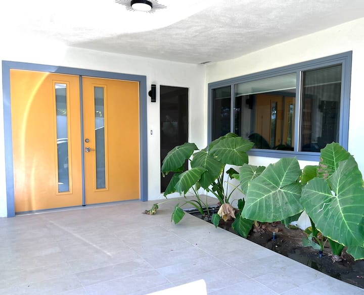 Mid-century Bungalow In The Heart Of Palm Desert - Palm Desert, CA