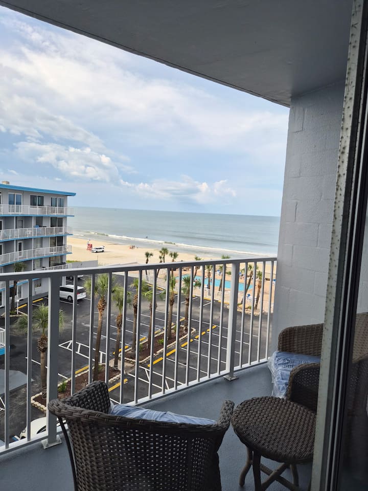Wonderful Top Floor Ocean View One Room Apartment - Daytona Beach, FL