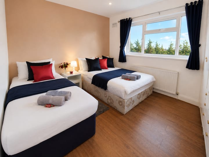 Heathrow Stay| London|sleeps 8| Contractor|parking - Slough