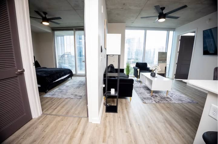 Glass Luxe 2br Corner Condo In Midtown - Buckhead, GA
