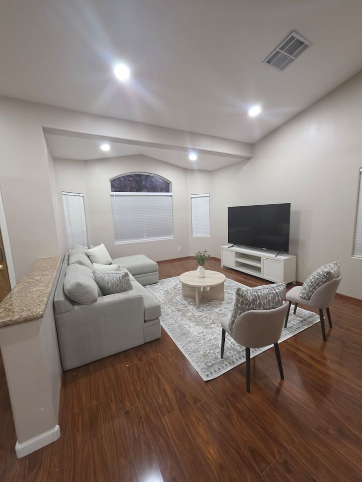 The Melrose Oasis 4 Bed 2 Bath - Boulder City, NV