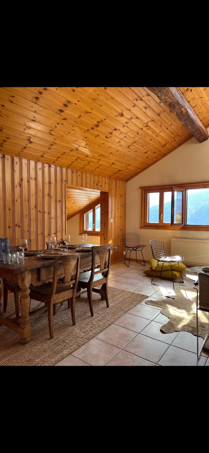 Attique Dans Une Maison Villageoise Du Xvie Siècle - Crans-Montana