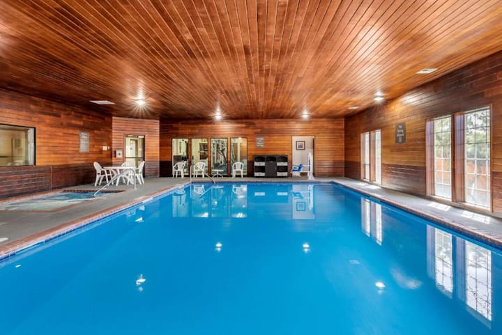 Near Klamath Falls Airport + Free Breakfast & Pool - Klamath Falls, OR