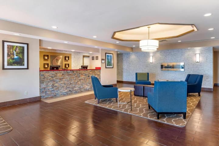King Suite Near Klamath Falls Airport + Breakfast - Klamath Falls, OR