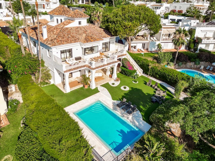 Newly Renovated Frontline Golf 7 Bdrm Luxury Villa - Andalousie