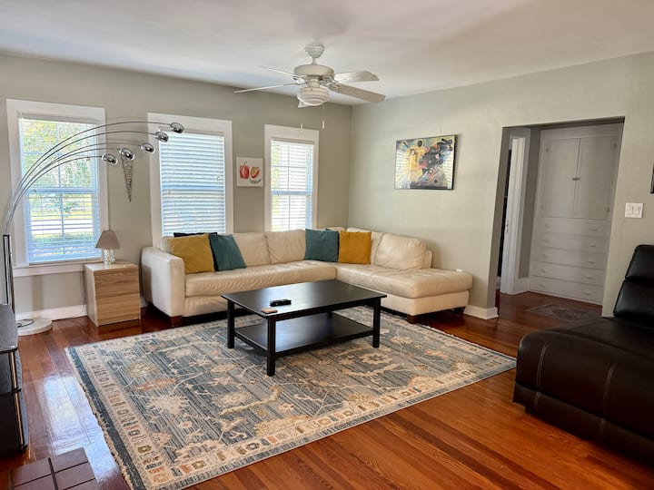 Charming Home With Spacious Backyard And Deck - DeLand, FL