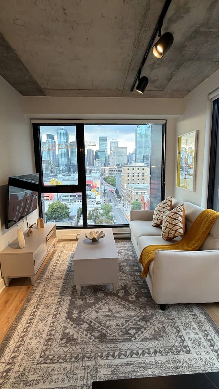 Elegant 2br Griffintown Stay | Prime Location - LaSalle