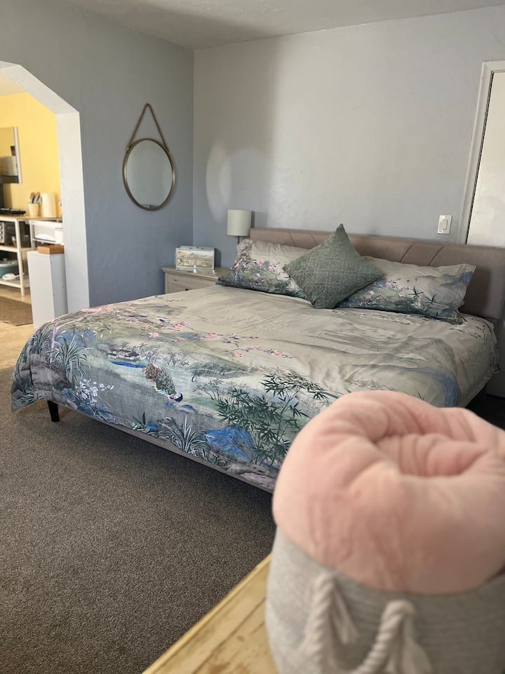 Sunshine Hideaway | Private 1-bedroom Guest Suite - West Palm Beach