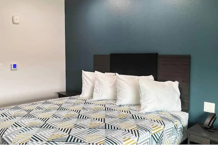 King Room W/ Kitchen | Free Parking | Pets Ok - Houston, TX