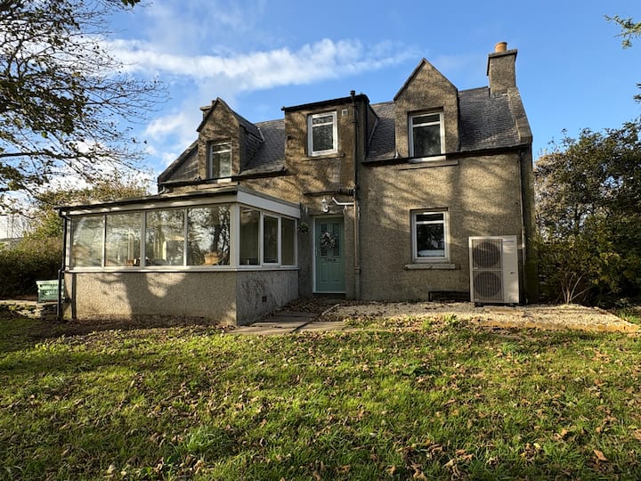 Cosy 3-bed Farmhouse (Sleeps 6) With Hot Tub - Thurso