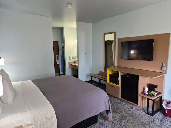 Michigan Shoreline Escape, King Bed + Breakfast! - Tawas City, MI