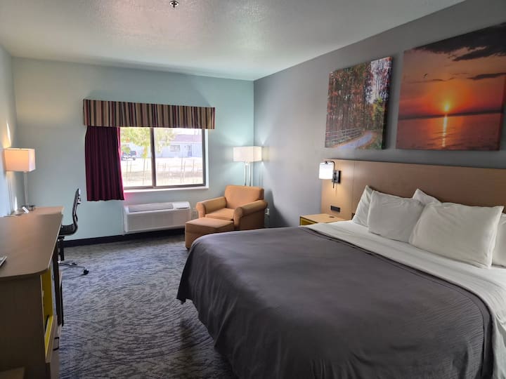 King Jacuzzi Room | Non Smoking With Breakfast! - Tawas City, MI