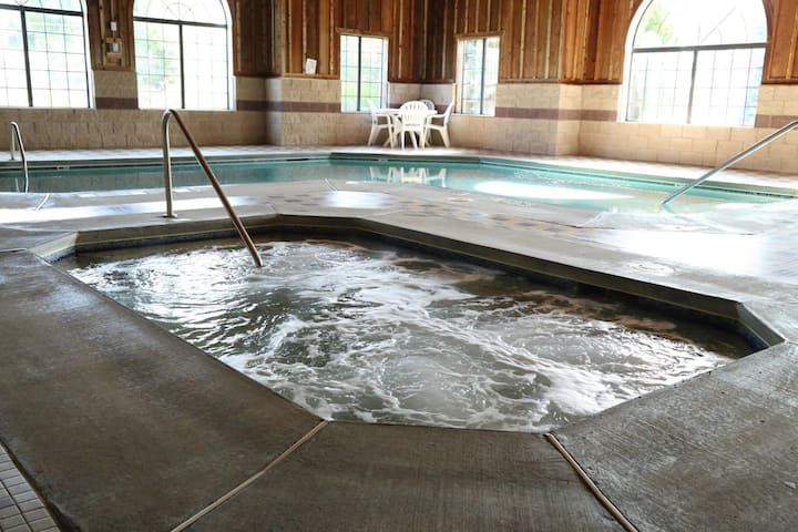 Queen Stay Near Tawas Bay & Beaches + Breakfast! - Tawas City, MI