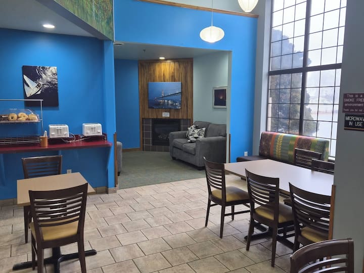 King Jacuzzi Room, Non Smoking, Breakfast Included - Tawas City, MI