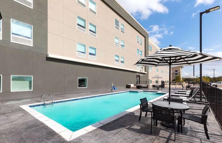 La Quinta Tech Ridge | King Suite | Outdoor Pool - Pflugerville, TX