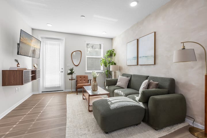 Coastal Comfort | Pool, Gym & Beach Access - Largo, FL