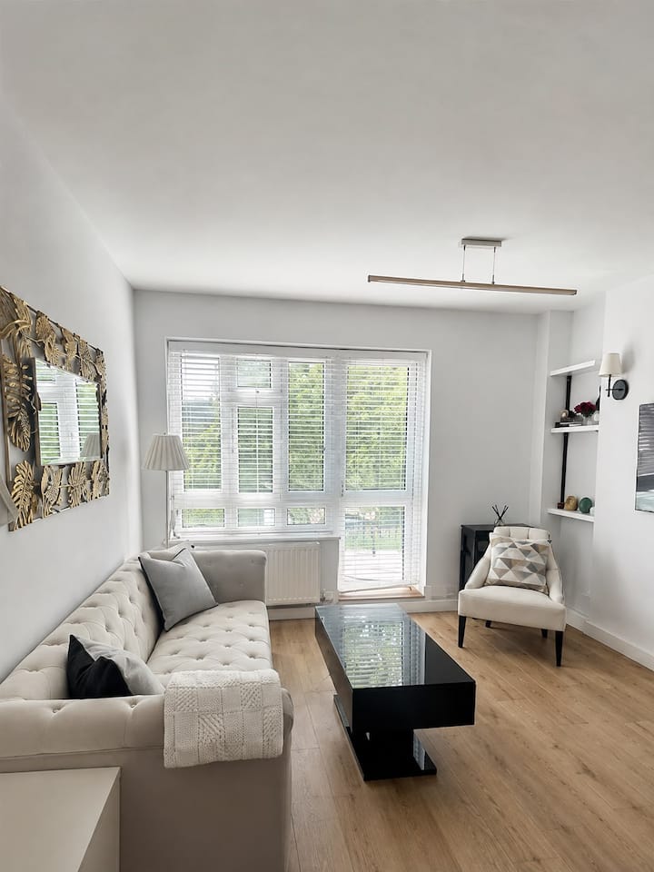 Two Bedroom Modern Apartment, Sloane Square - Chelsea