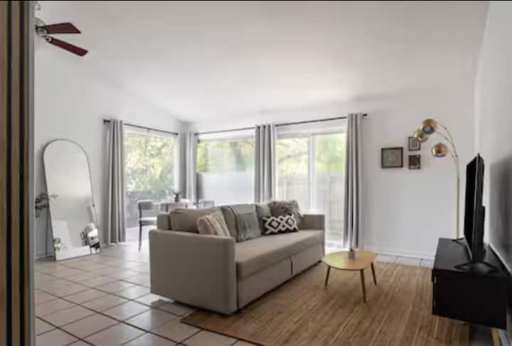 The Lovely Side | A Mueller-area 2br - Austin