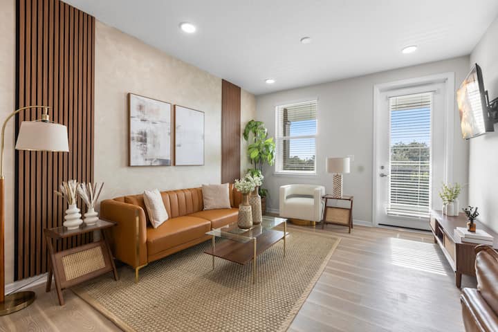 Your Largo Getaway W/ Crib | Pool, Gym & Parking - Largo, FL