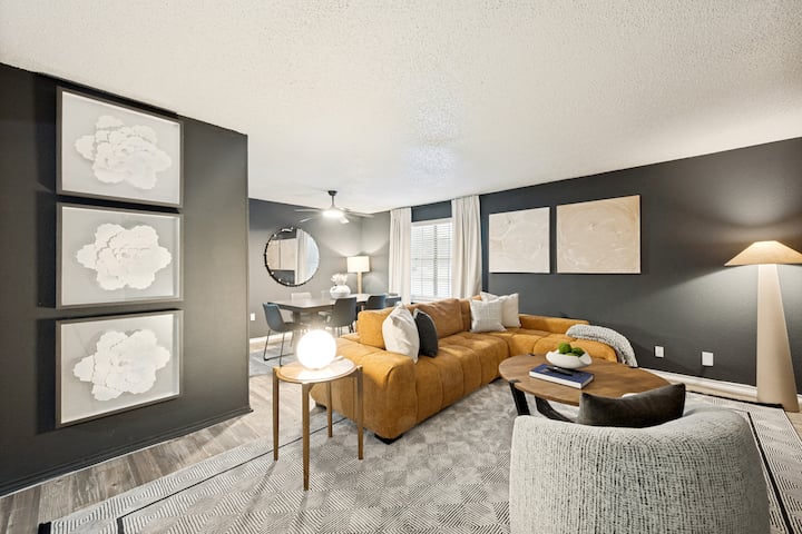 1 Minute Walk To At&t Stadium | King Bed | 2br/2ba - Arlington, TX