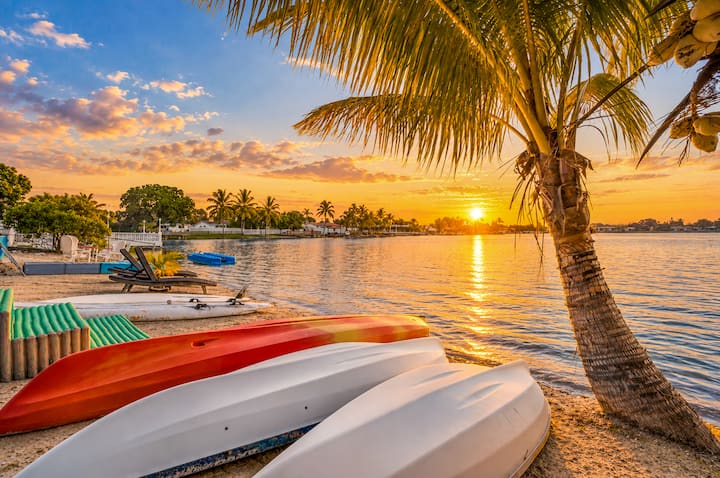 Lakefront Suite · Beach, Kayaks & Sunrise Views - Hialeah, FL