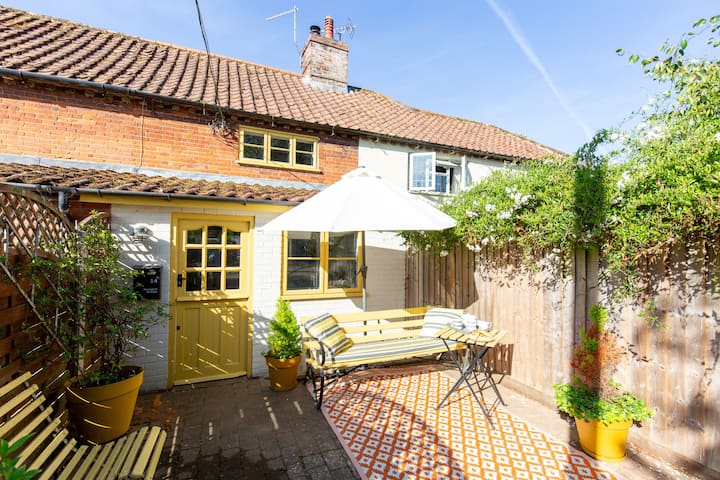Pineapple Cottage - Holt