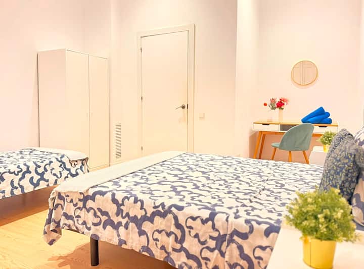 Located In The Heart Of The Center Room For 3 - Barcelona