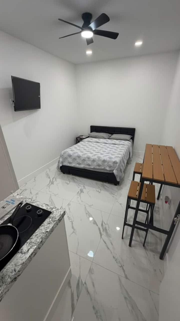 Efice Privado - Pembroke Pines, FL