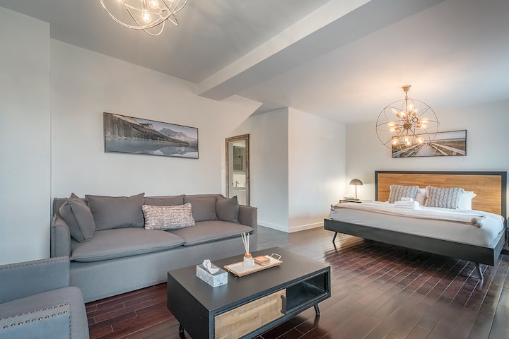 Chic Open Loft | King Bed | Stylish Montréal Stay - Montreal
