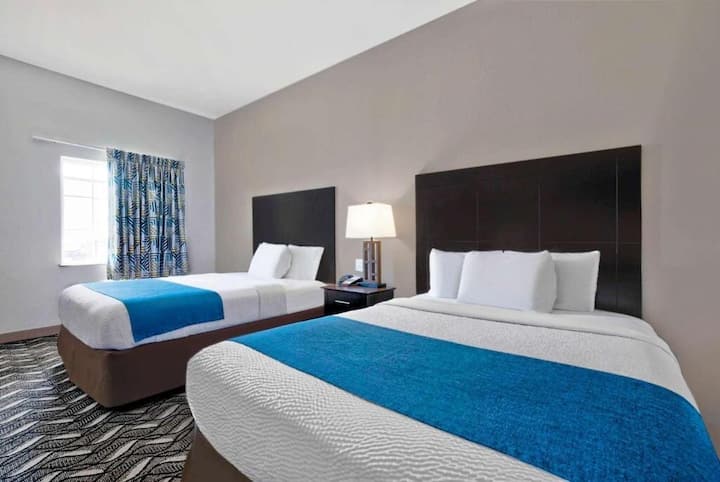 Budget-friendly Room W/ Free Parking | Pets Ok - Pleasanton, TX