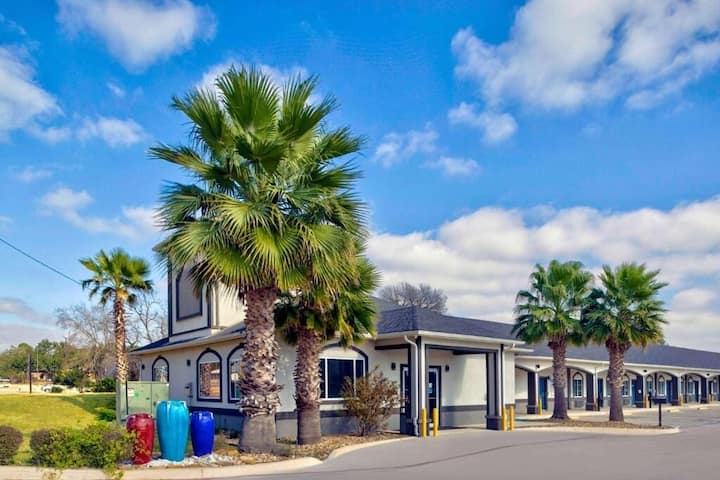 3 Units | Relaxed Stays Near Eagle Lanes - 0.9 Mi - Pleasanton, TX