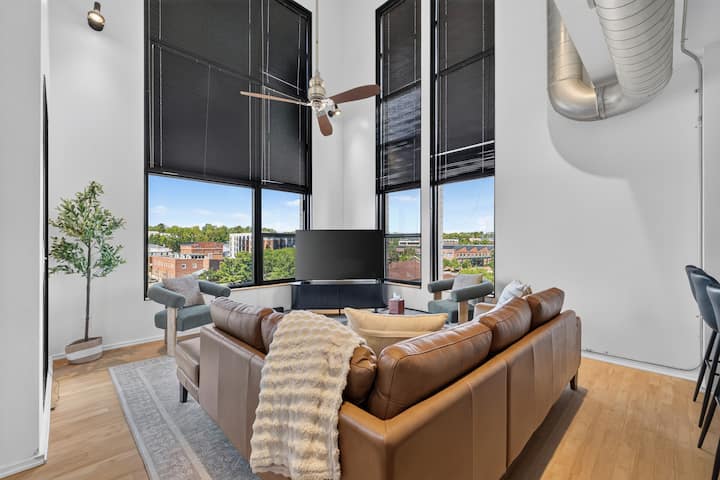 10 Min Walk To Iu! 3br Downtown Retreat W/ Balcony - Bloomington, IN