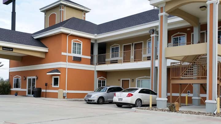 Kitchenette-inclusive Room Perfect For Visits - Beeville, TX