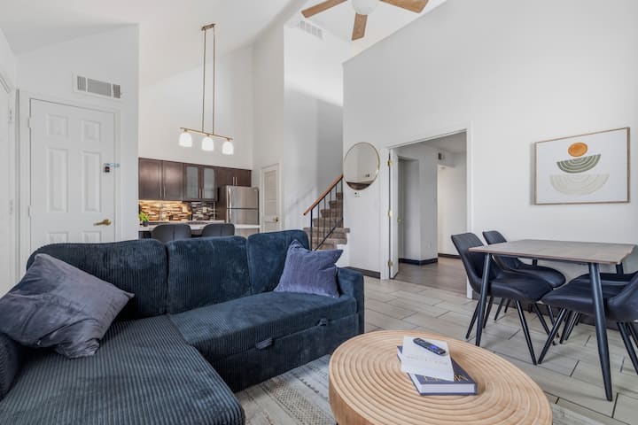 Comfy Loft | Firepit | Gym | Pool | Parking - Zionsville, IN