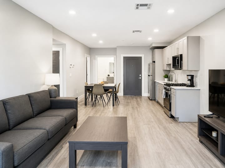 The Telford Residence Luxury 1br/1ba With Den - Cambridge
