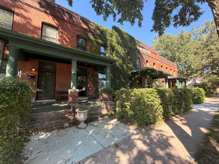Historic Rowhouse Near Downtown - Saint Paul, MN