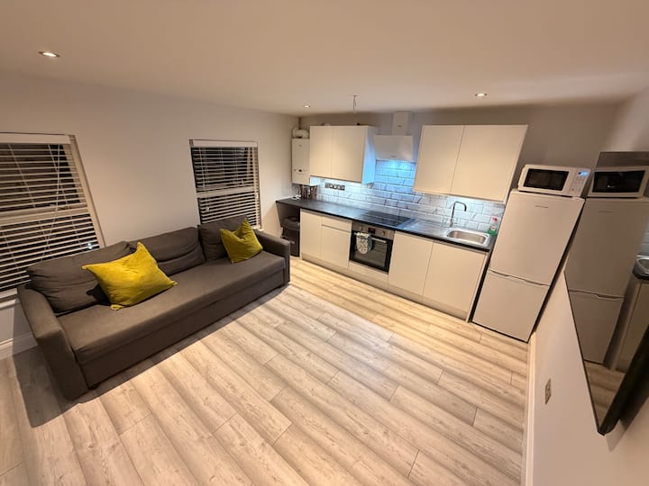 2 Bedroom Flat Just Refurbished - Reading
