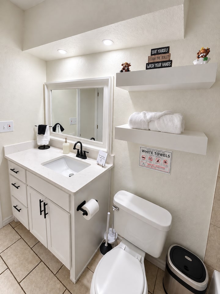 Private Guesthouse Okc | Self Check-in - Bethany, OK