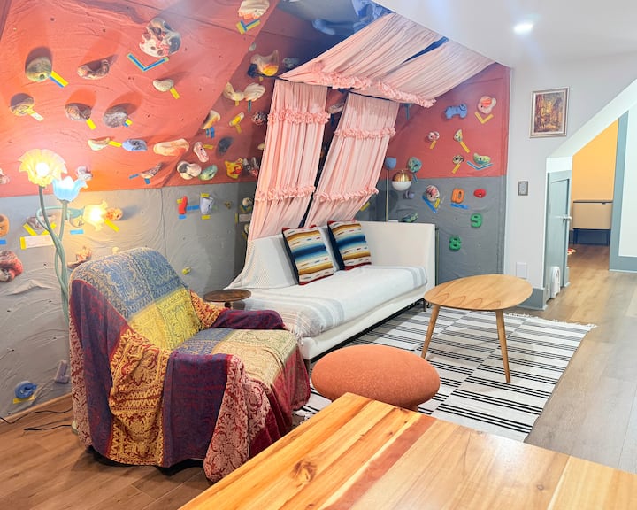 Private Duplex With Rock Wall And Sauna! - Seattle, WA