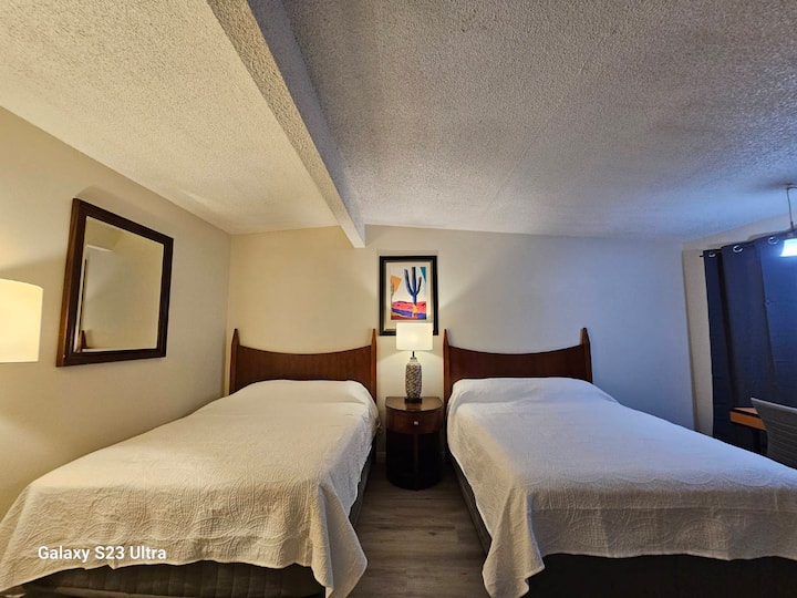 Newly Remodeled Two-queen Bedroom. - Santa Ana, CA