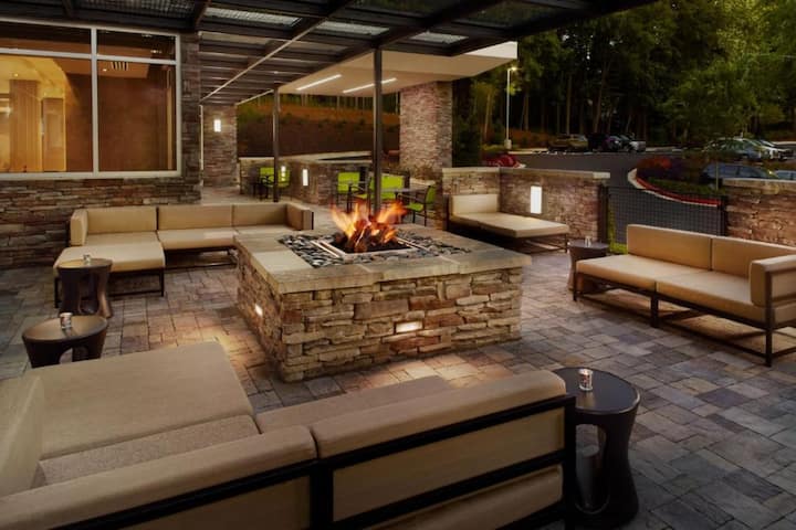 Steps From Truist Park + Free Breakfast & Pool - Marietta, GA