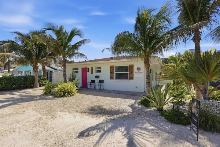 Walkable, Steps To Beach, Pool & Spa Duplex - Holmes Beach, FL