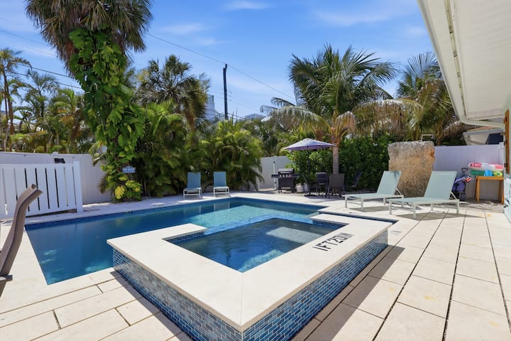 Walk To Beach, Cozy Duplex W/heated Pool & Spa - Holmes Beach, FL