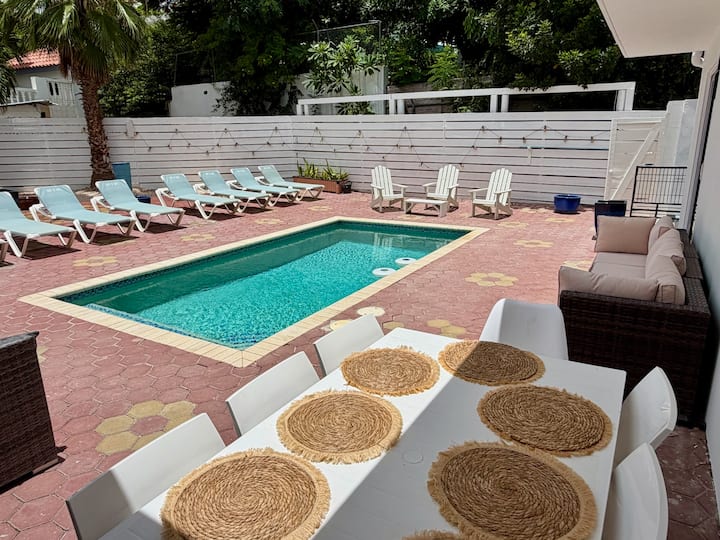 Nieuw: Villa Voor 12 Personen Bij Jan Thiel Strand - Curazao