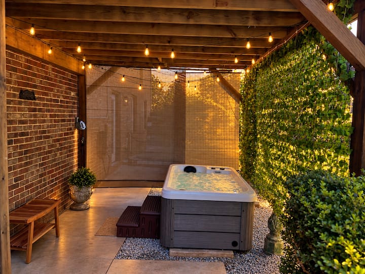 Enchanted Forest | Cinema Room + Hot Tub - Decatur, GA