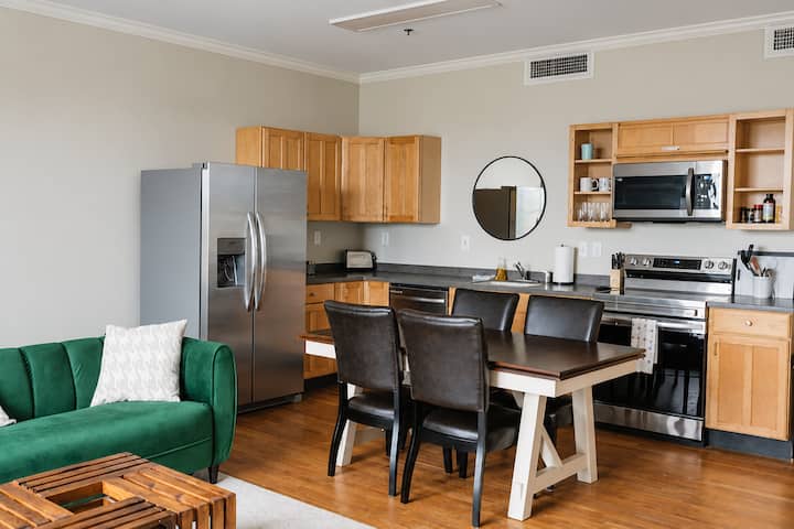 A Downtown Hideaway With A King Bed - Hickory, NC