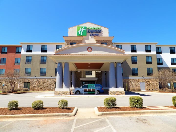 Near Hsv Airport + Free Breakfast, Shuttle & Pool - Huntsville, AL