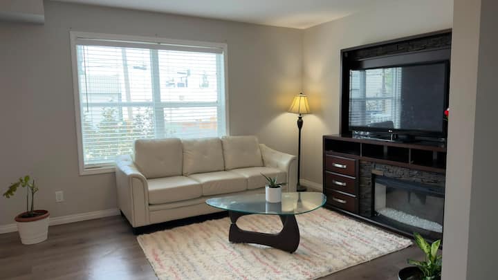 Private Ensuite Room#e Near Hospital Wi-fi Parking - Red Deer