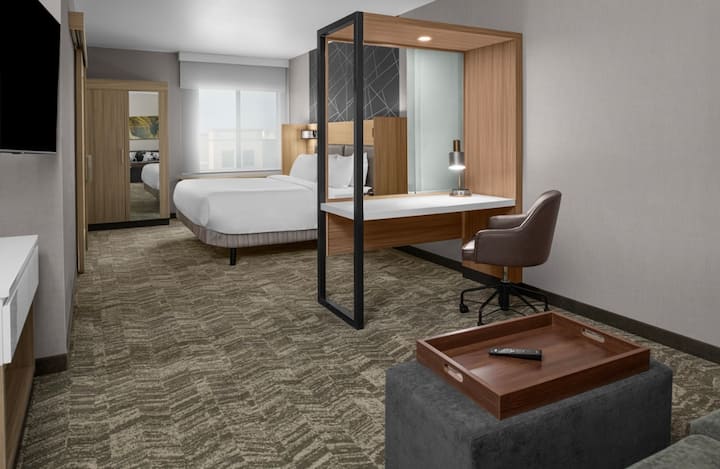 Stylish 1 King Hotel Suite W/ Parking & Breakfast - Redlands, CA